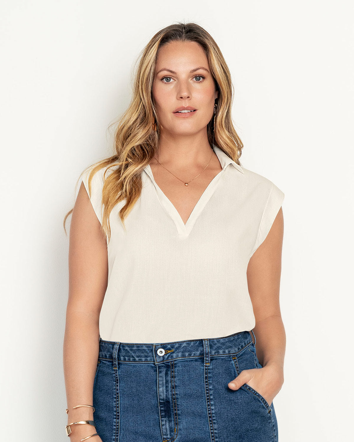 Blusa manga sisa cuello camisero en V | Leonisa Perú